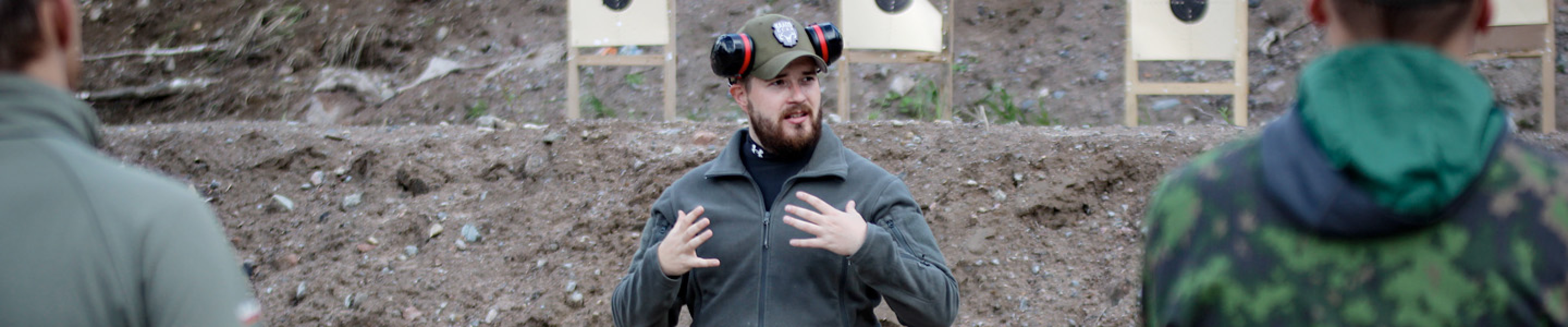 Hemmo Päiveröinen är en professionell skjutvapen- och säkerhetsinstruktör